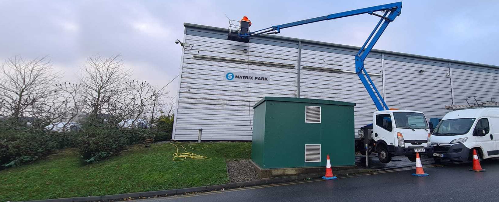 Working at Height in Windy Weather? The Do's and Don'ts - Garna